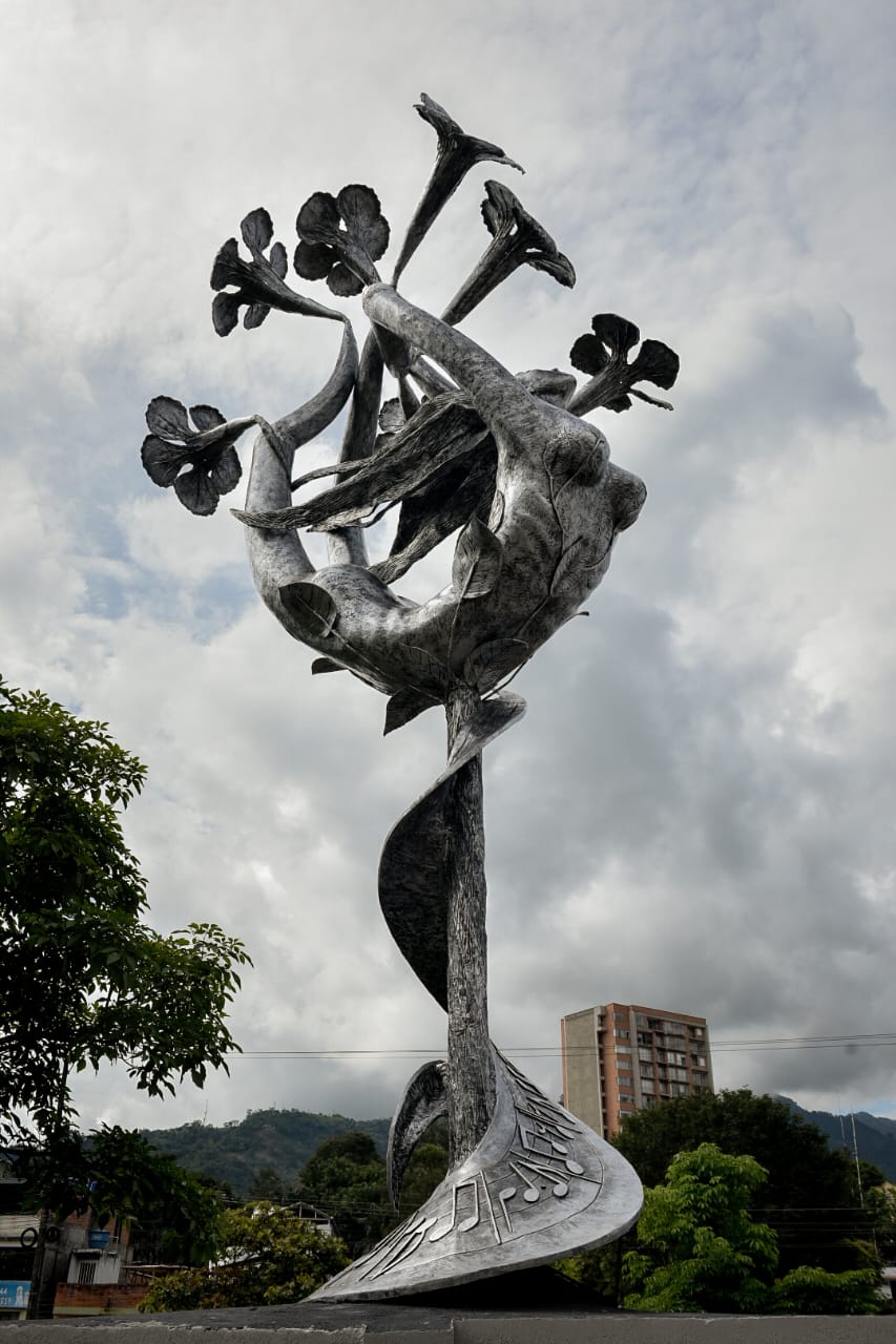 La Flor de Ocobo embellece el sector del viaducto Álvaro Ramírez en Ibagué