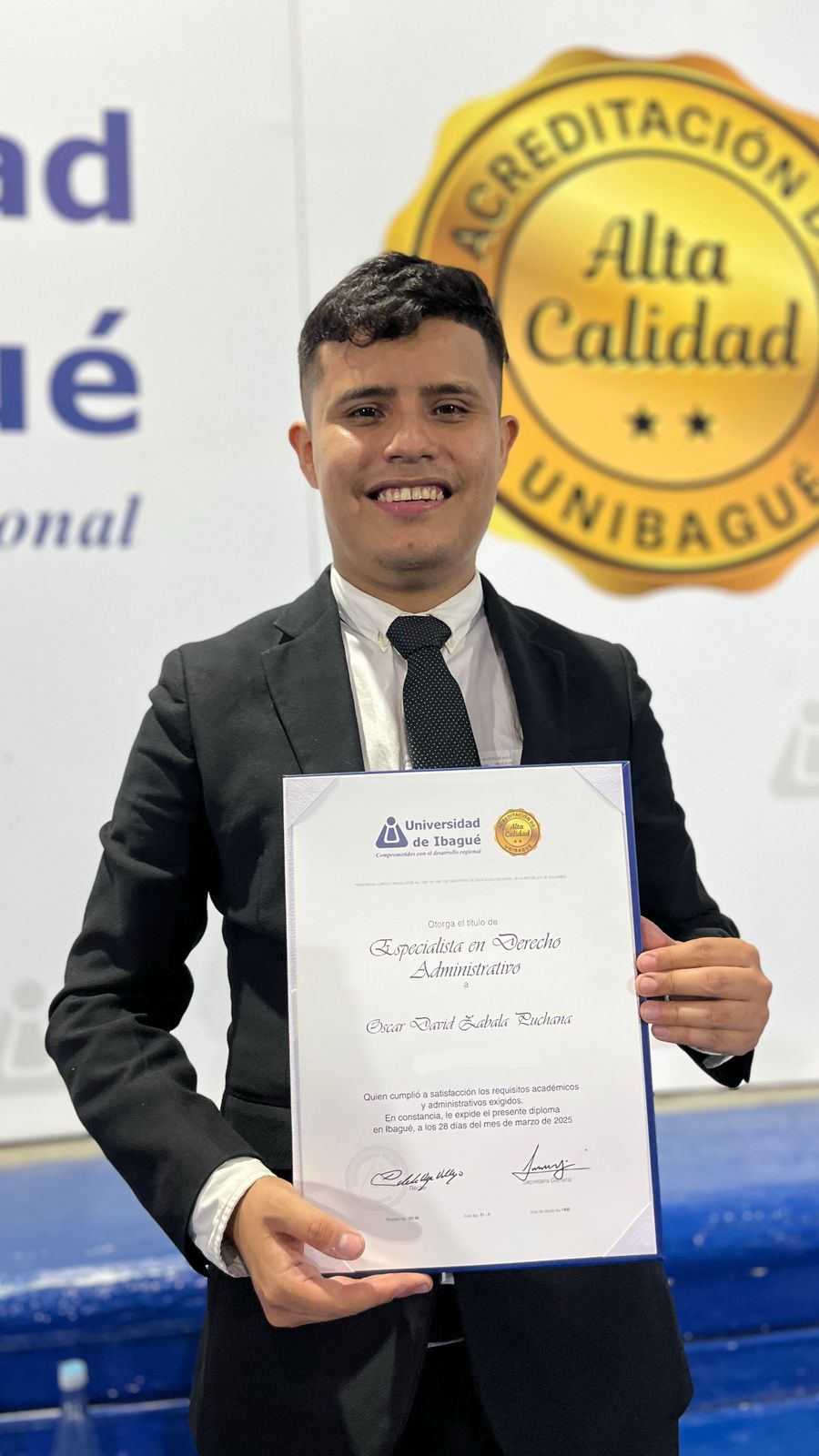 Oscar David Zabala recibió su título como Especialista en Derecho ...