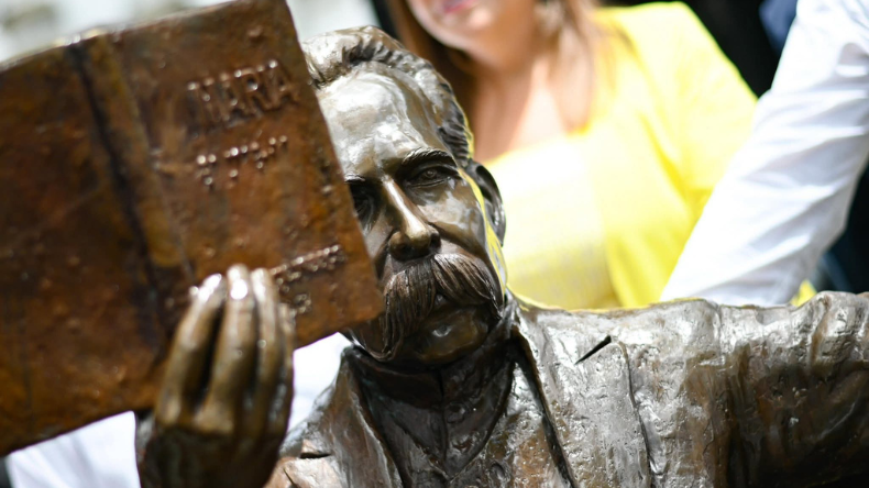 Nueva escultura en Ibagué rinde homenaje a la vida y obra de Jorge Isaacs