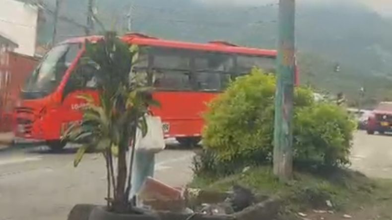 Peligrosa maniobra: buseta hizo giro prohibido en la 19 con Guabinal